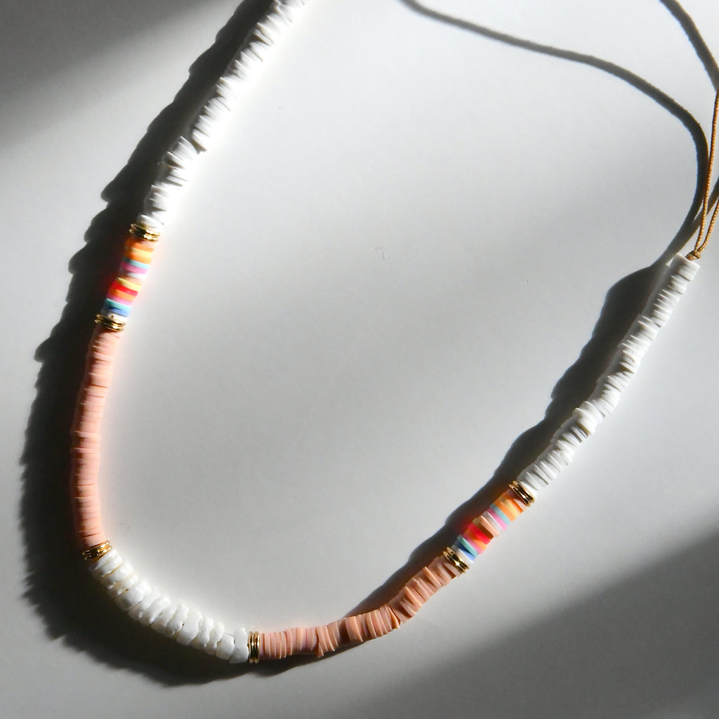 Collier Livia, la tendance des ras-de-cou colorés, collier de surfeur ...